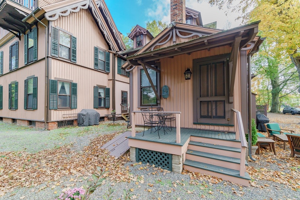 Locations Hub - Jonathan Sturges Cottage