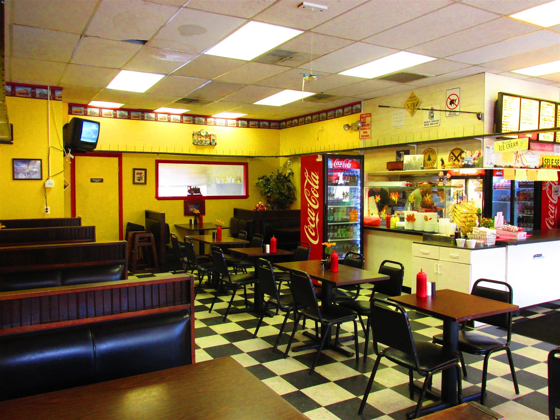 Locations Hub - Nikki's Dog House