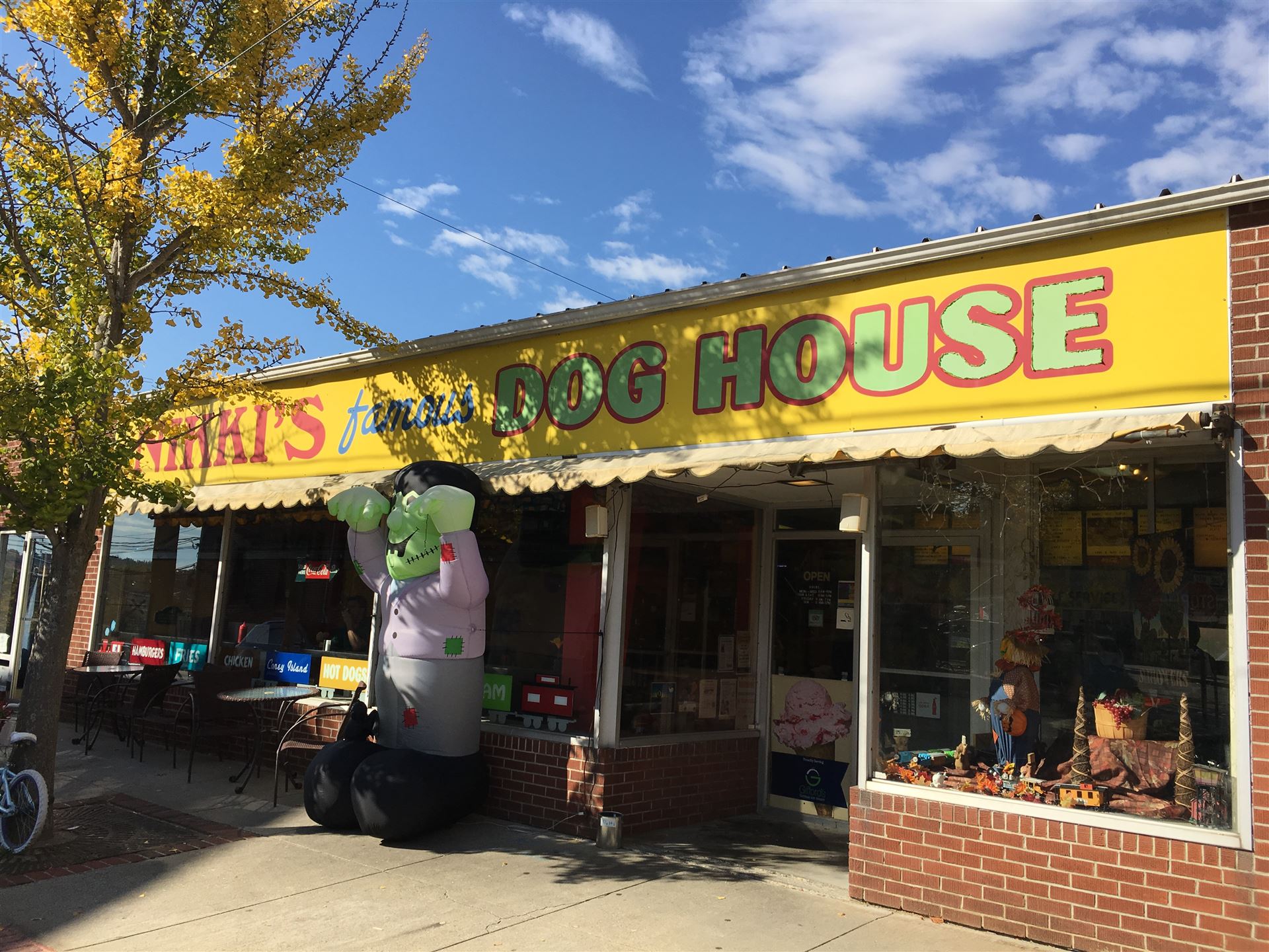 Locations Hub - Nikki's Dog House