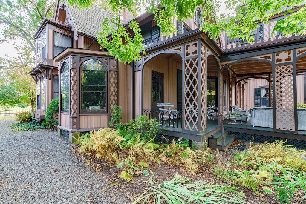 Locations Hub - Jonathan Sturges Cottage