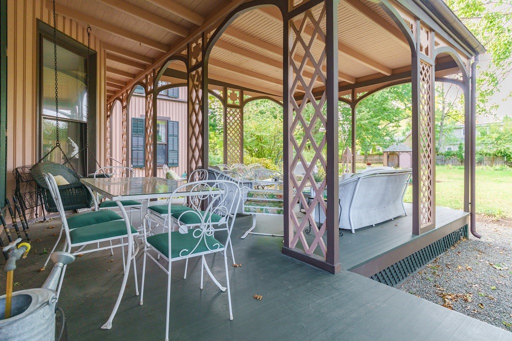 Locations Hub - Jonathan Sturges Cottage